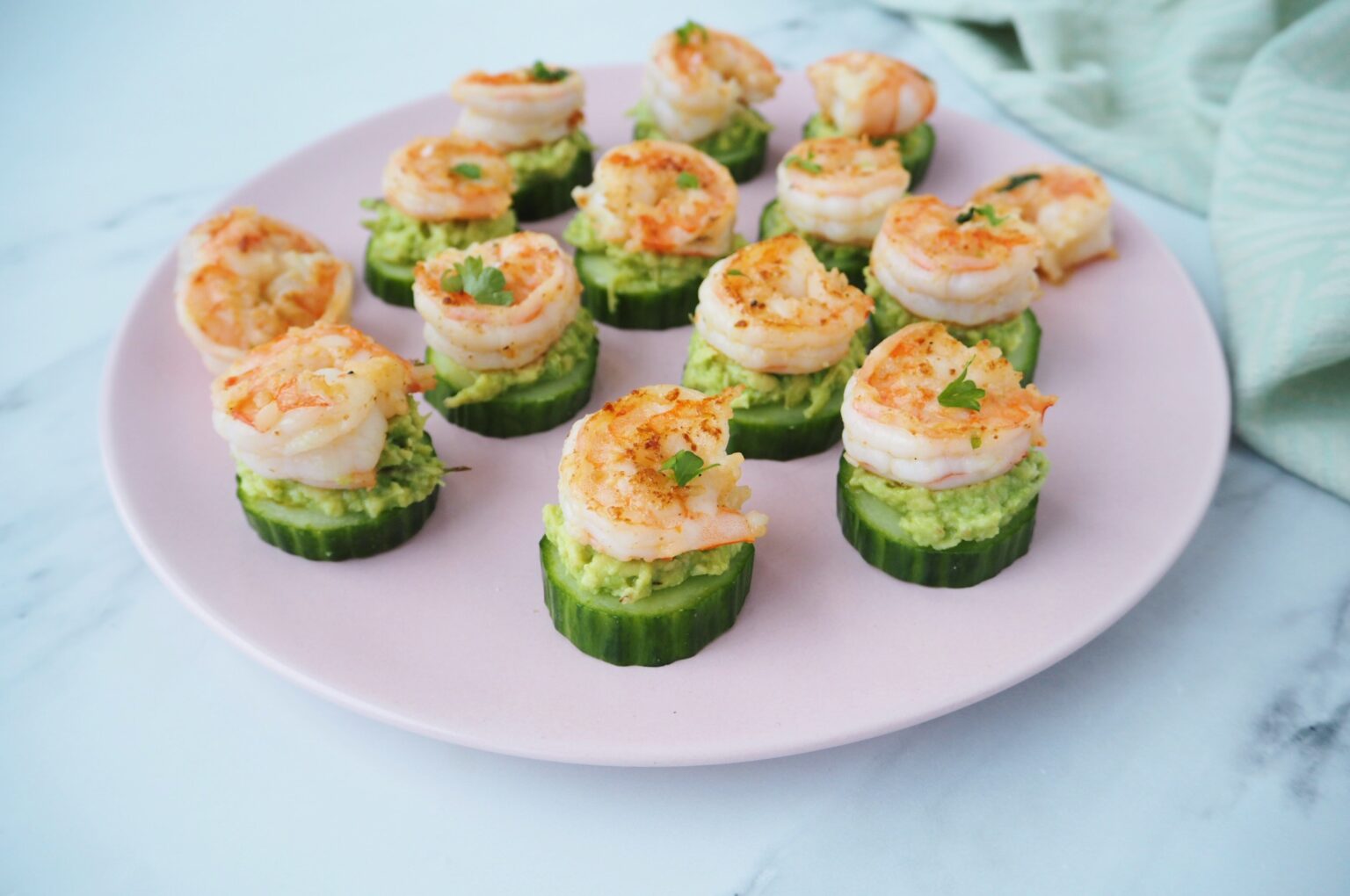 Glutenfri appetizer med agurk, avokadocreme og reje - Glutenfrimagi